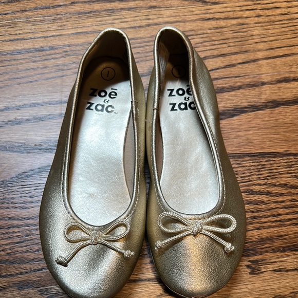 Zoe & Zac | Shoes | Gold Metallic Flats With Bow Detail | Poshmark